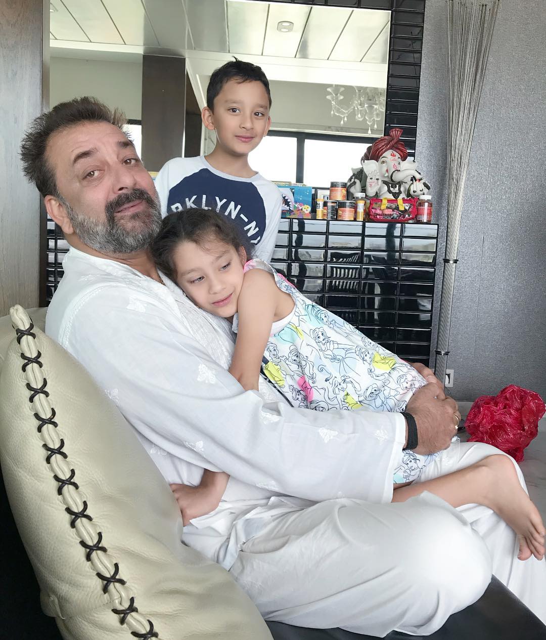 Sanjay Dutt's house: Peek in Dutt's Mumbai home - aquire acres