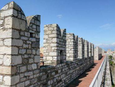 A Complete Overview On Parapet Wall Designs, Types & Functions